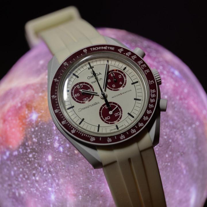 Swatch Moonswatch Mission to Pluto - Caractéristiques, Prix & Avis d ...